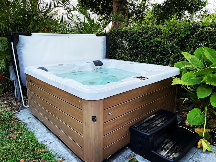 Recently Updated 2/2 With Hot Tub, 1 Mile To Beach - Boynton Beach, FL