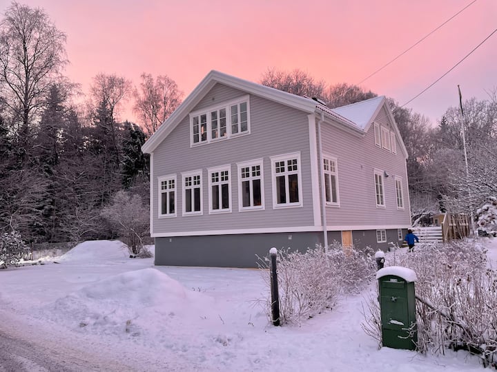 Bo I Charmiga Villa Skogsborg: Lugnt Men Nära City - Täby