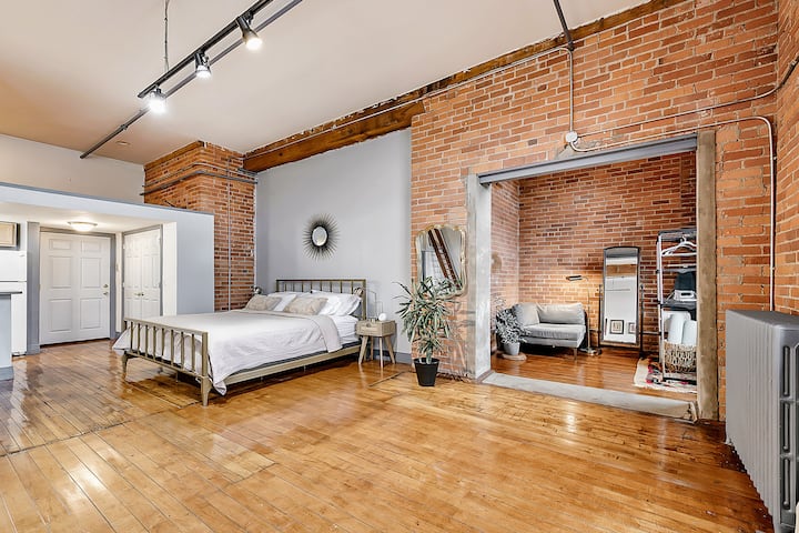 Historic Industrial Loft~ Spacious King Bed Suite - Hamtramck, MI