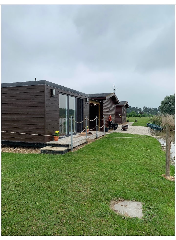 Lakeside Cabin For Nature Lovers - Cambridgeshire