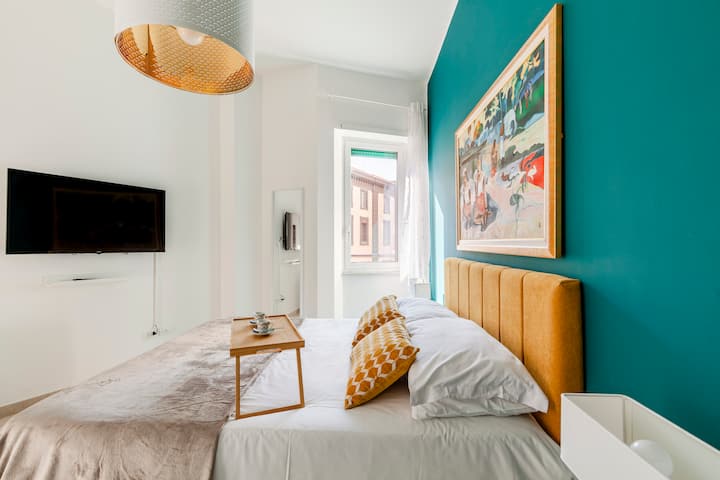 "5 Minutes On Foot From The Maschio Angioino." - Napels