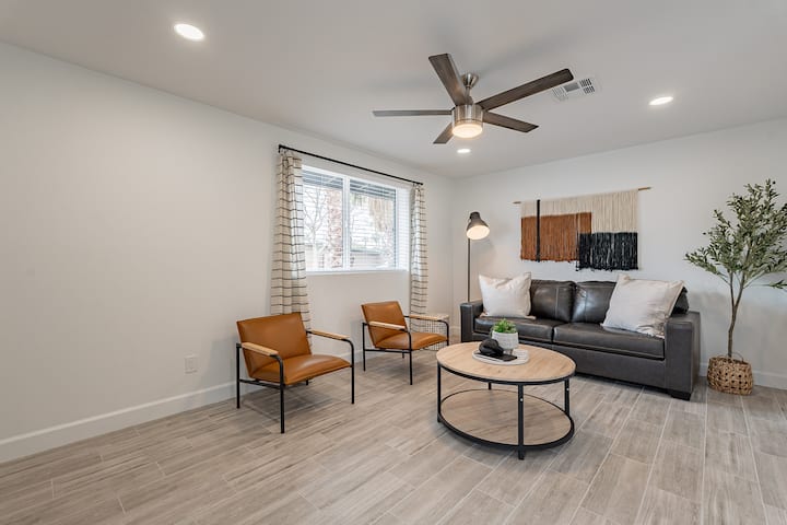 Old Town Scottsdale~2br Designer Modern Condo - Scottsdale, AZ