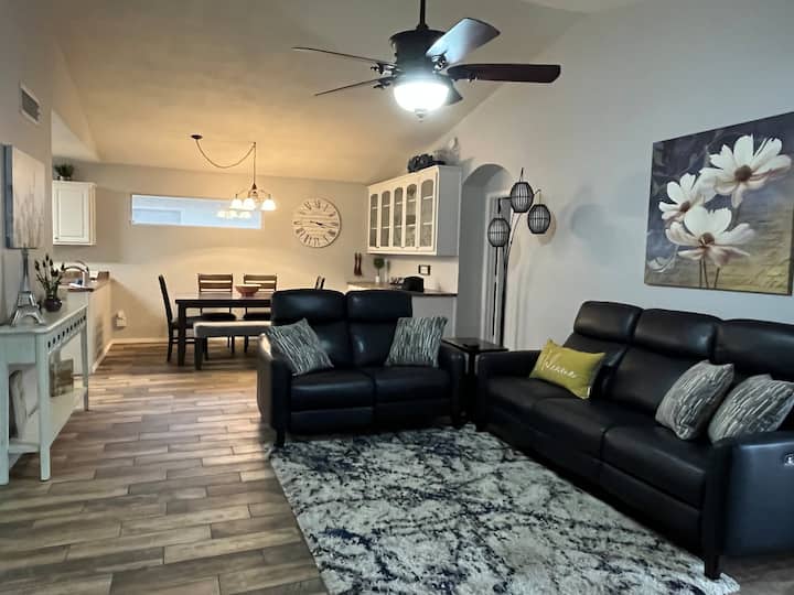 Peoria Home 3bd Beautiful Yard Near P83 & Stadium - Peoria, AZ