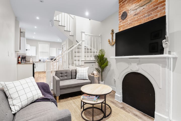 Steps To Jelly Bean Row Downtown - Sleeps 1-6 - St. John's