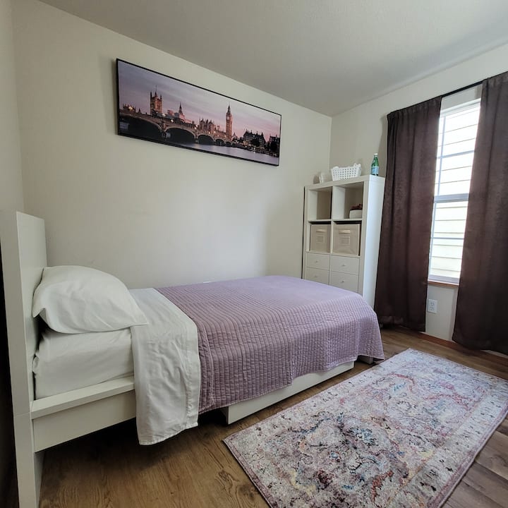 Kunzite Rm - Petite Guest Fave, On Transit - Portland