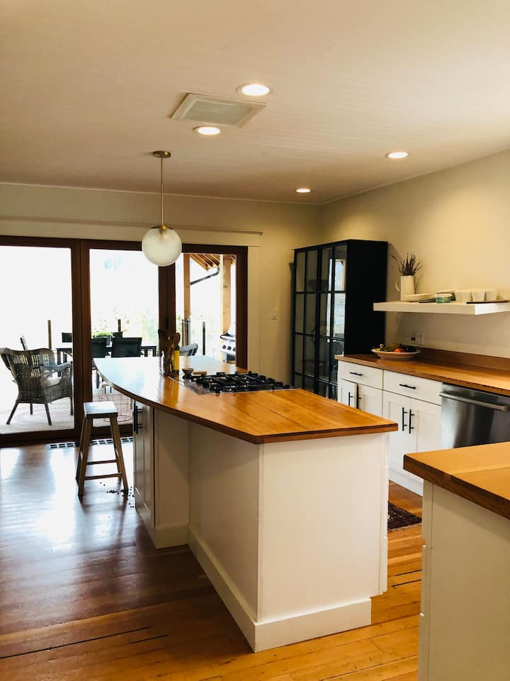 Bright, Spacious Home With Lake & Mountain Views - Nelson