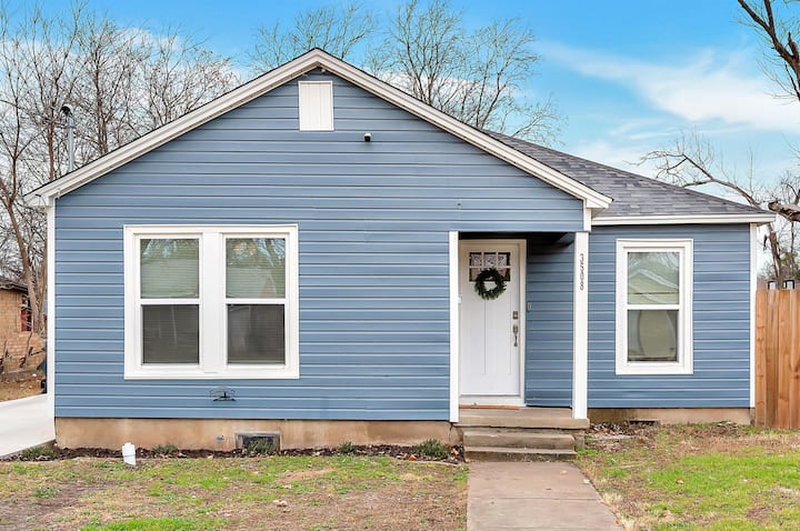 The Waco Charmer: Close To All The Attractions! - Waco, TX