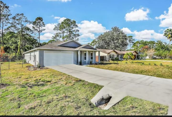 Beautiful Bracken Lane Bungalow - Palm Coast, FL