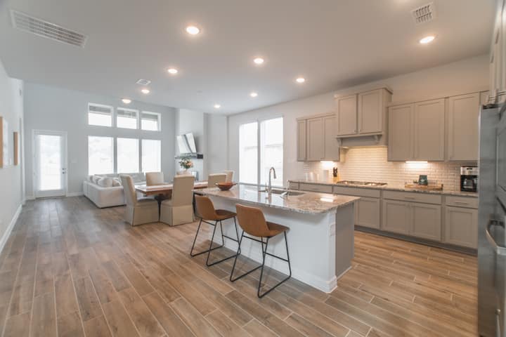 Lakefront Stylish Home - The Woodlands, TX