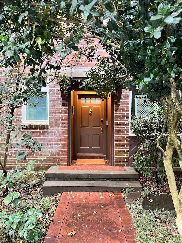 Cozy, Quiet Intown Neighborhood Apartment - Buckhead, GA