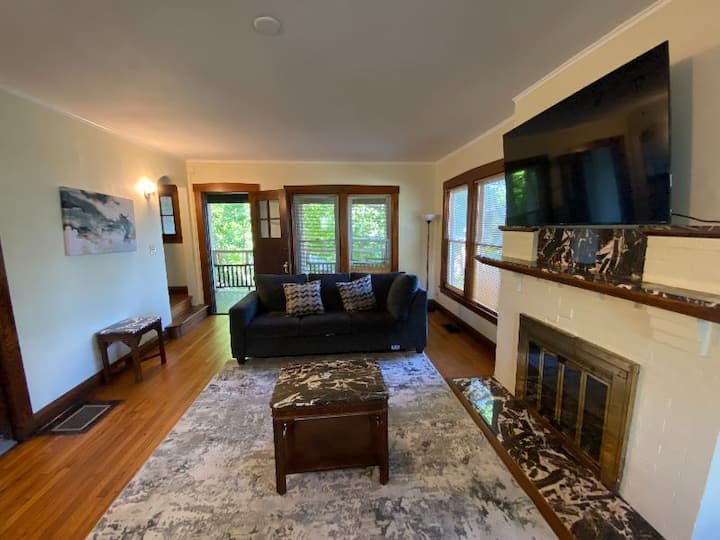 Charming Tudor By The Park + Syracuse University - Syracuse, NY