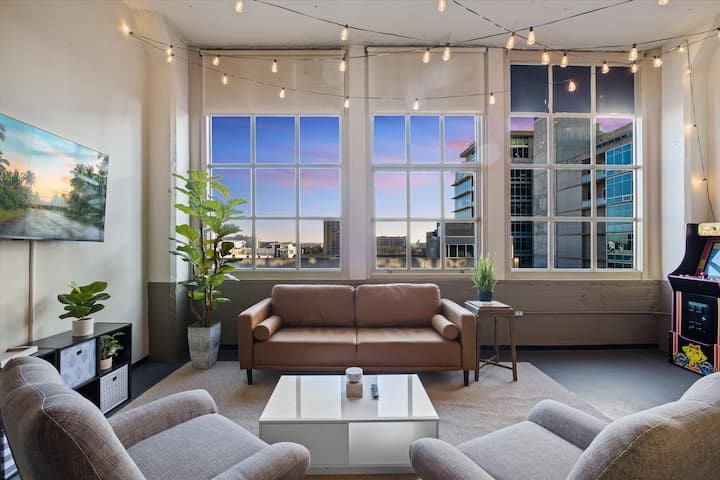 Chic Downtown King Suite - Free Parking & Games - Louisville, KY