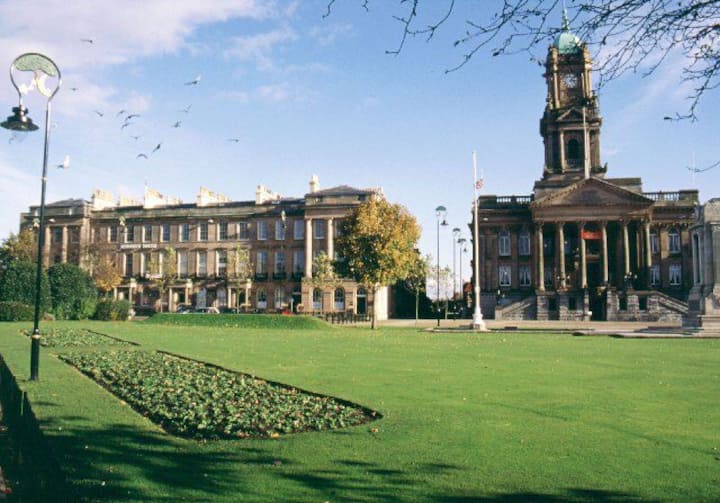Home On 1800's Square Free Parking & 2min To Train - Liverpool, UK