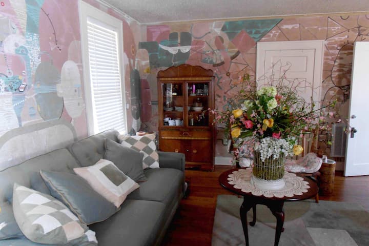 Beautiful Historic Max Mayer Carriage House - North Little Rock, AR