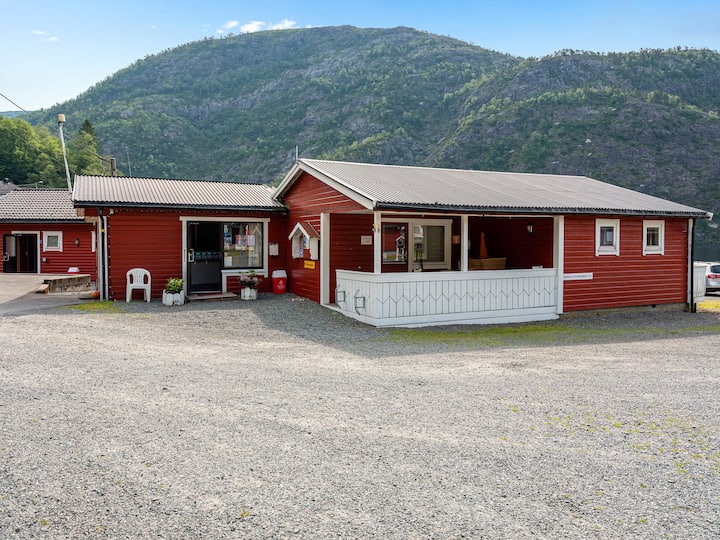 Cabin With Shared Bathroom. Free Parking - 