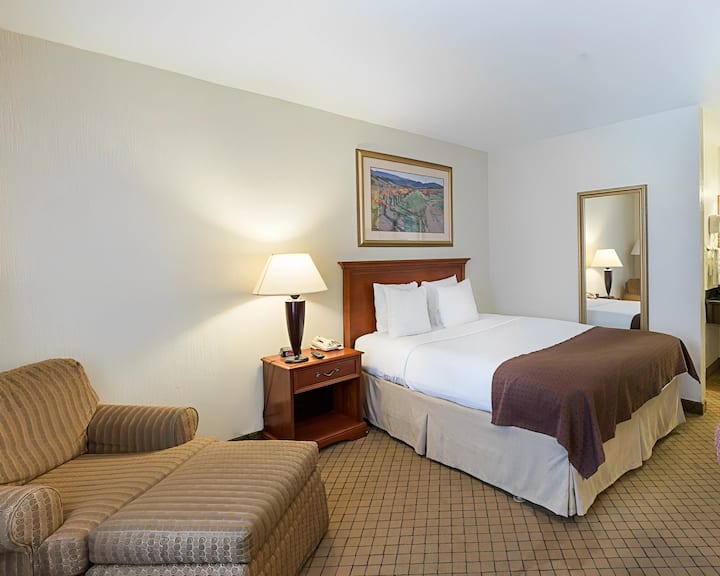 Your Next Staycation Home, Close To The Airport! - Deer Park, TX