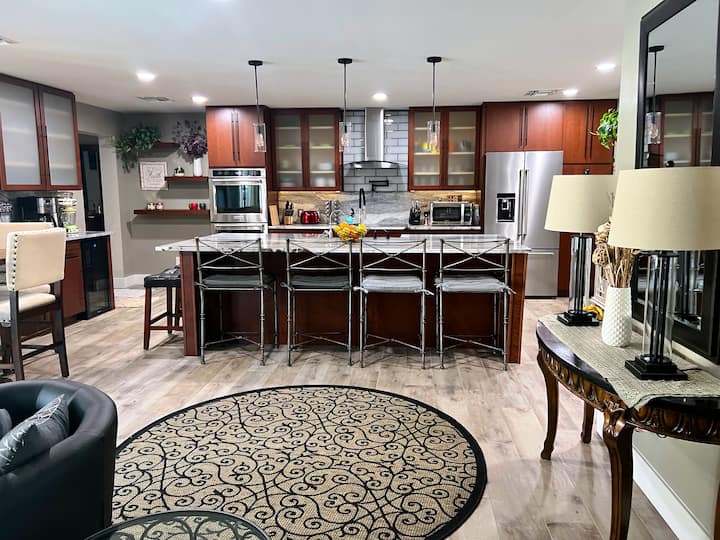 Pristine And Ideally Located Home - Phoenix