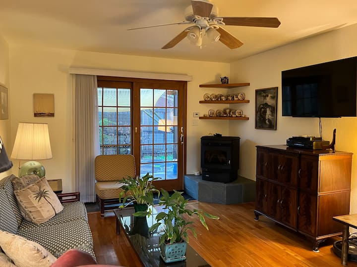 Lovely Bright Home Near Downtown - Santa Rosa, CA