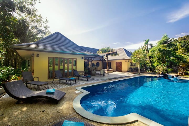 Stunning 4 Bedroom Villa Pool -Jacuzzi- Car- Krabi - Krabi