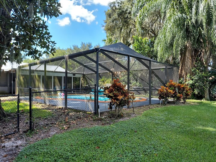 Beautiful Lake Front Cottage - Winter Haven, FL