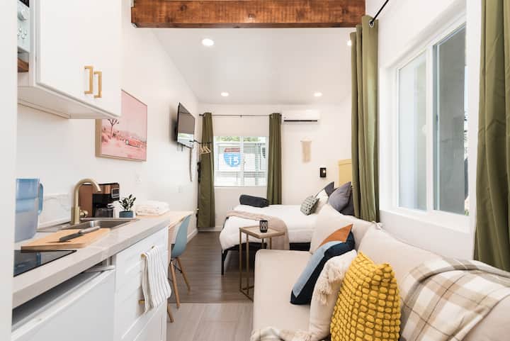 New Vibrant Tiny Home- King Beds, A/c, Patio - 스프링 밸리