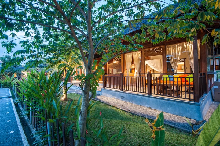 Ubud Rustic 4br Wooden Villa With Soothing Breeze - Ubud