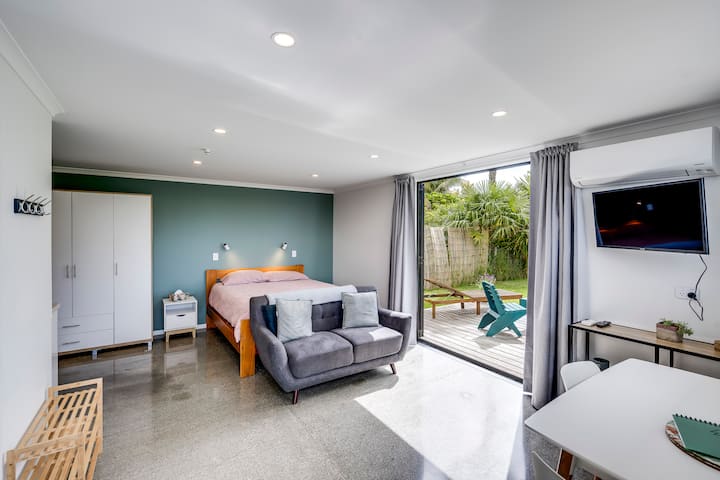Modern Studio Near Clive River - Clive