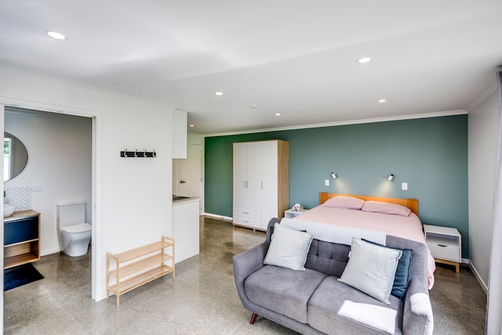 Modern Studio Near Clive River - Clive