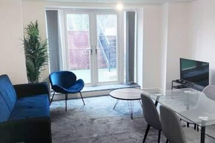 Lovely 2-br Flat Near Salford Royal | Free Parking - Salford