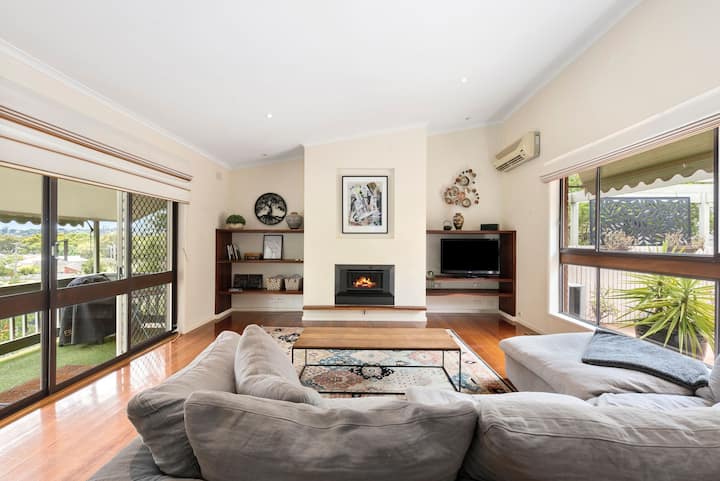 At The Hilltop - Sleeps 10 - Pet Friendly - Geelong