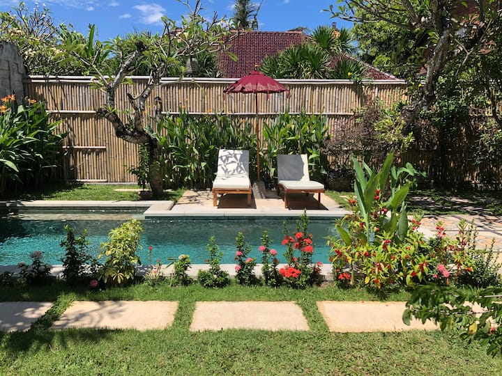 Jl.kayu Ayaから2分、トロピカルガーデンとプライベートプール付き2階建て貸し切りvilla - Kuta