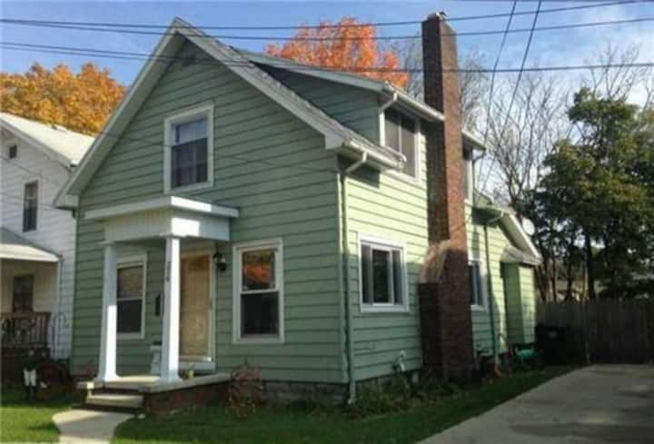 Charming Home Near Msu - East Lansing, MI