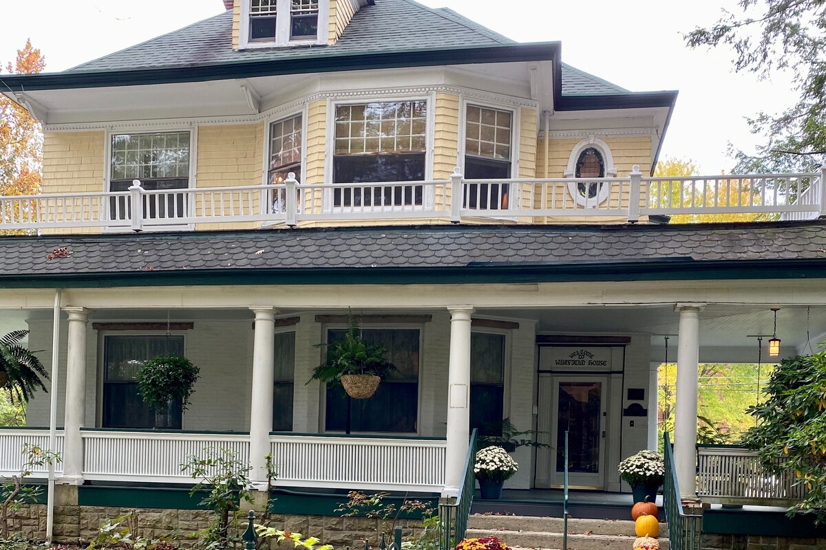 Warfield House Purple Room - Houses for Rent in Elkins, West Virginia ...