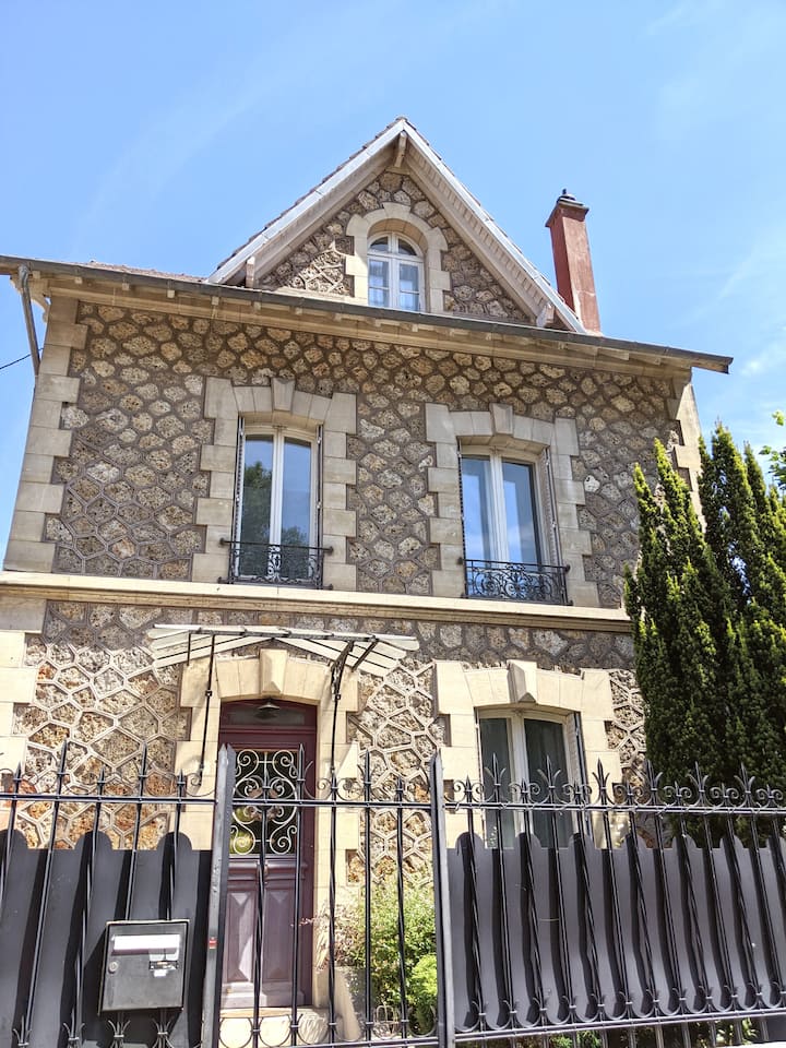 Belle Maison En Meulière Avec Jardin Et Piscine - L'Isle-Adam