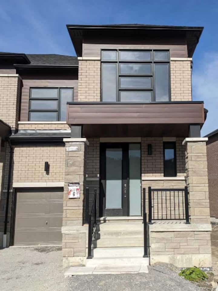 2090 Sq Ft 3 Bed Room Townhome - Pickering