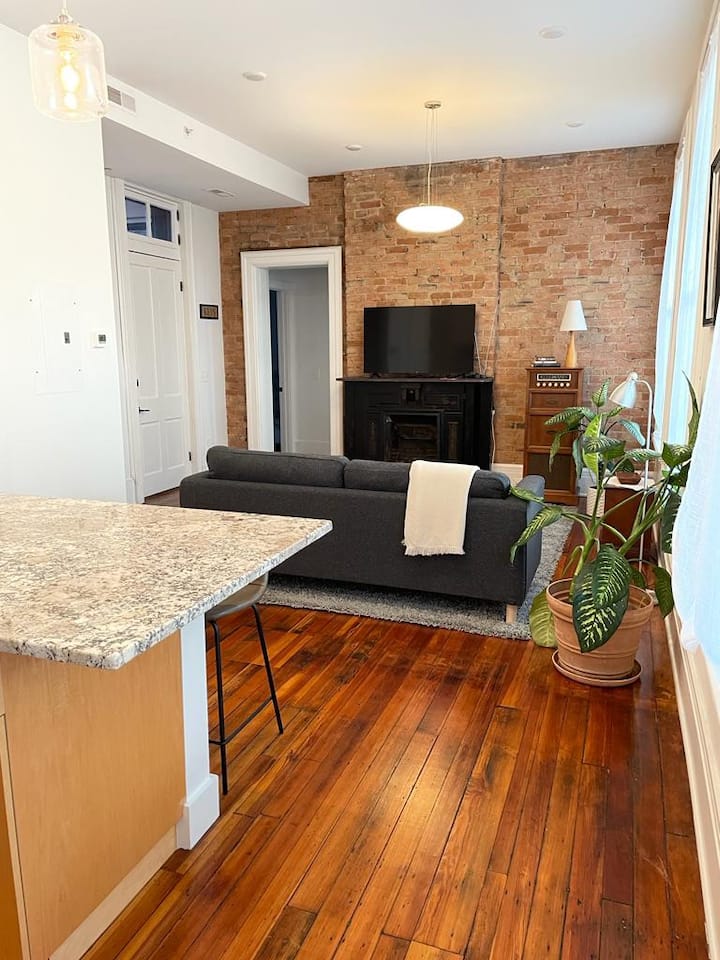 Bright + Spacious 2 Bedroom Apt - Cincinnati, OH