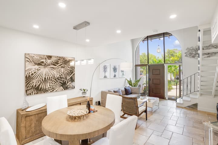 Luxury Pool Villa At St. James "E", Pet Friendly - Miami Beach, FL