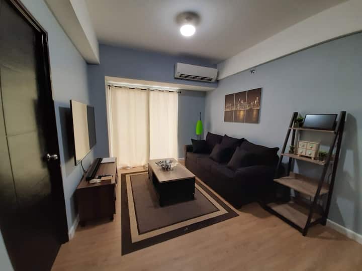 Cisco's 2br Marquee Condo Unit With Parking Slot - Angeles