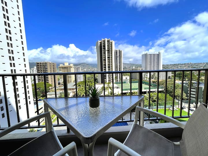 Waikiki Sunset Mountain View W/ 1 Parking, Wi-fi - Honolulu, HI