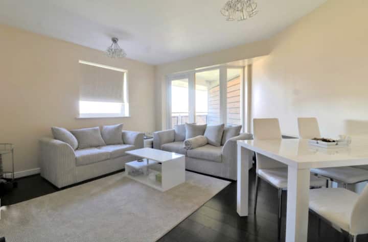 Cosy Two Bed Two Bath Flat - Enfield, UK