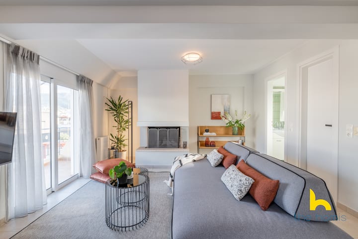 3-storey Family Home, City View & Private Parking! - Atenas