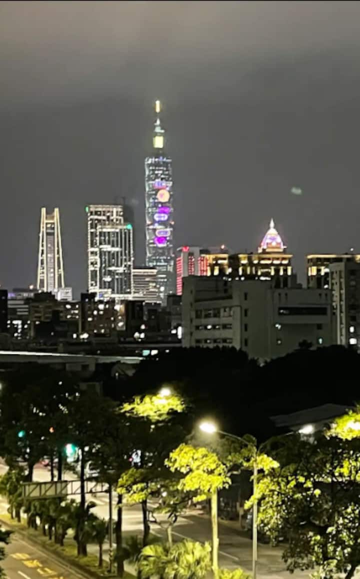 4人房舒適電梯樓中樓/河堤公園夜市/(樓下鐵床)(樓上木地板泡棉床) - 南港區