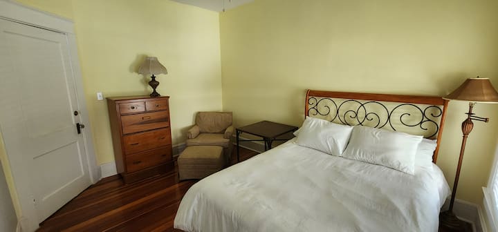 Calm Downtown Stay | Walkable & Relaxed 4 - Fort Myers