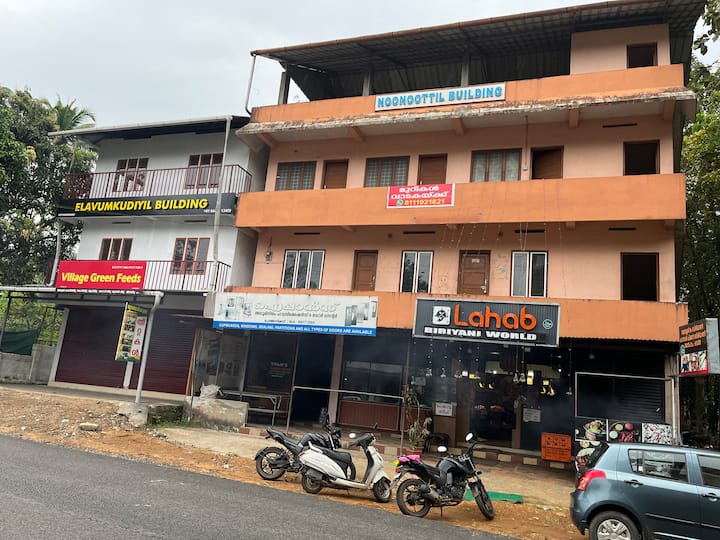 1300+ Sqft Room With Bathroom - Kothamangalam