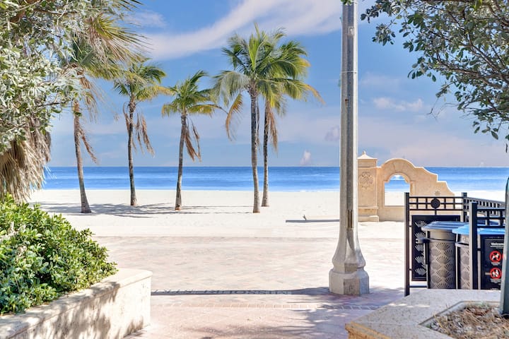 Studio A Few Steps Away From Hollywood Beach - Hollywood, FL