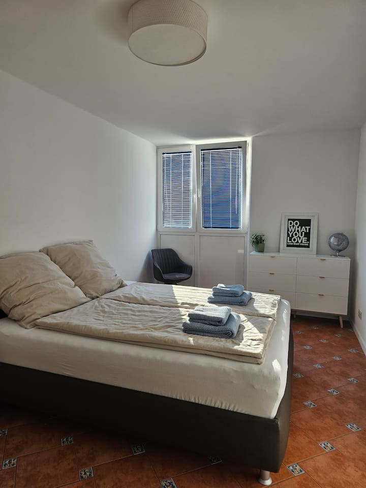Tolles Privatzimmer In Großer Dg-wohnung - Múnich