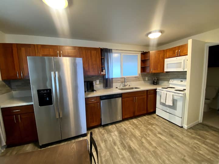 Cozy Lovely 1br W/full Size Kitchen & Free Parking - Honolulu, HI