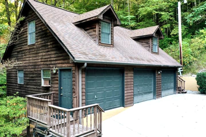 Griggsly Bear Retreat - Baby Bear - Clinton, TN