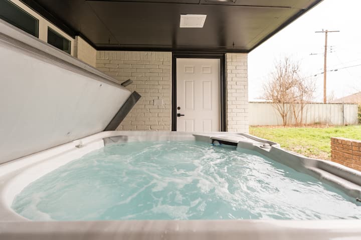 6 Min To Airport | Hot Tub | Pool Table | Arcade - Oklahoma City, OK