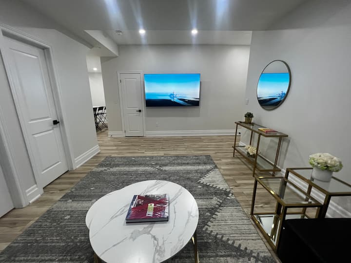 Spacious Luxury Family Suite - Bolton, ON, Canada